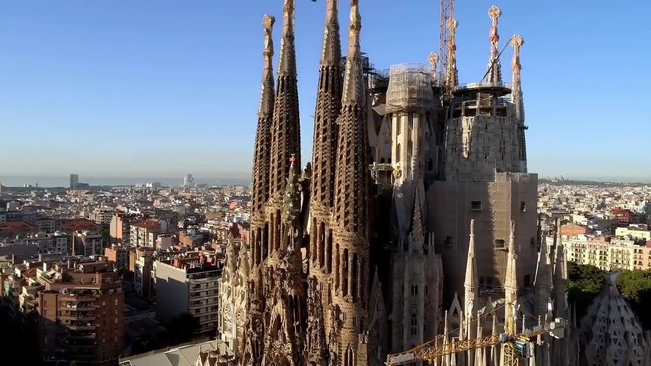 Explorez la Sagrada Familia vue d'en haut : le gothique rencontre le ...