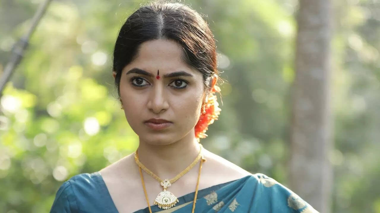 Ayyana Mane Review: A haunting premise dimmed by weak execution; Ayyana ...