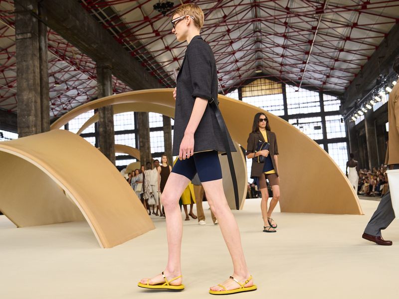 Radlerhosen und ähnlich knallenge Capris sind zurück, wie trägt man sie ...