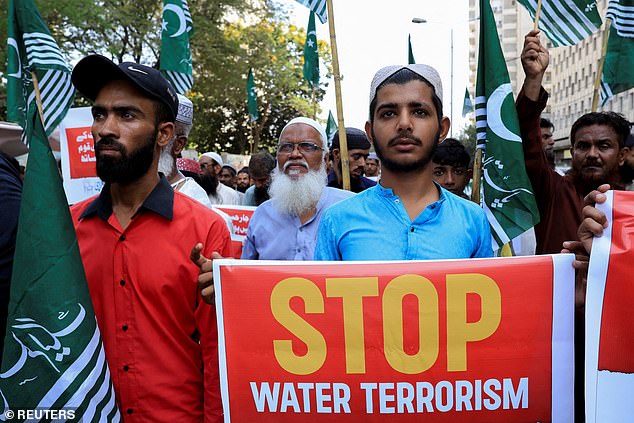 Pakistan deploys its artillery to India's border amid fears war could ...