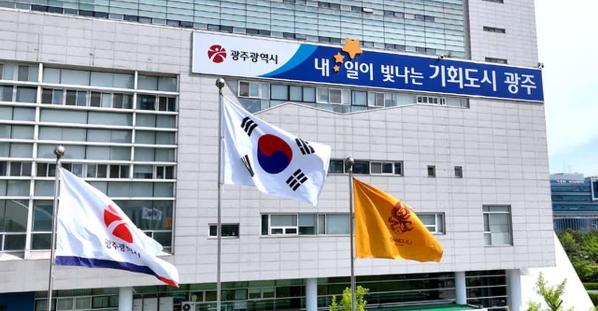 [포토]광주시, 광주FC ACLE 8강 승리 염원 담아 엠블럼 깃발 ‘힘찬’ 게양!