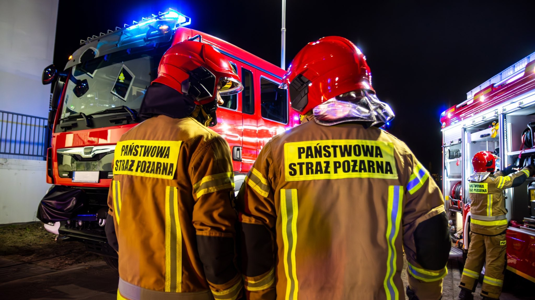 Poznań walczy z gigantycznym pożarem. Dwóch strażaków w szpitalu