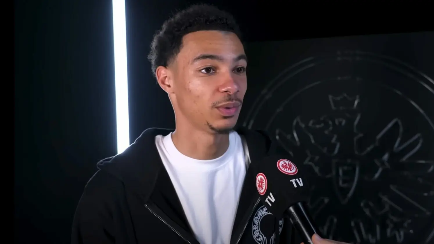 Ekitike file à Liverpool, transfert record