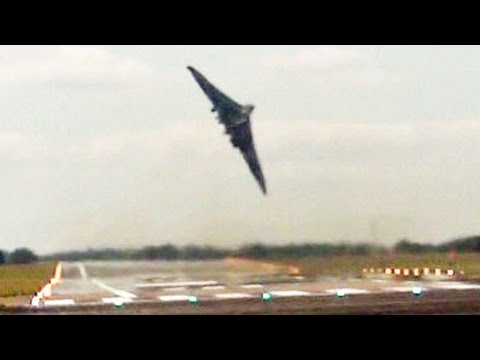 Vulcan XH558 Wingover Takeoff at RIAT