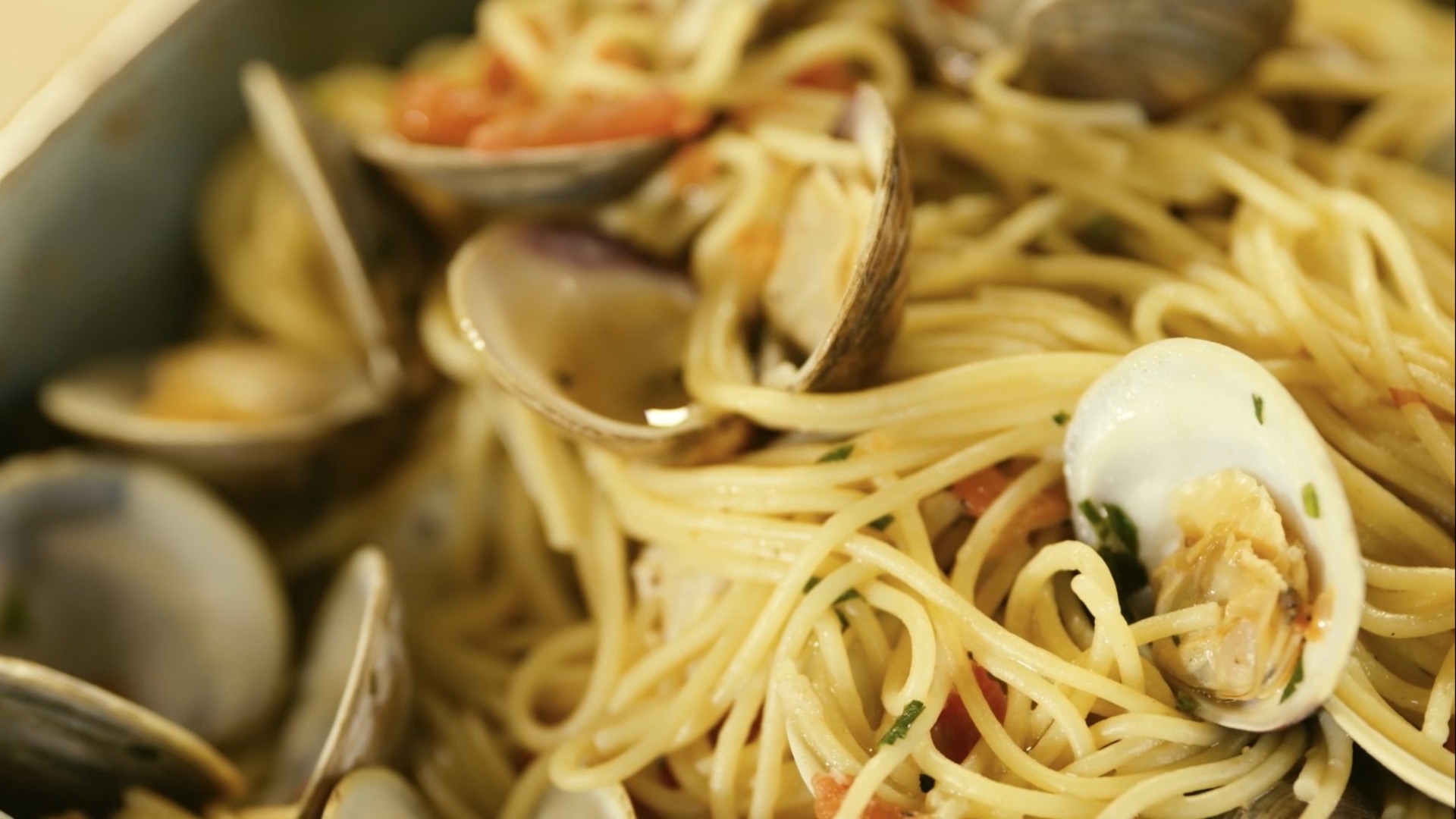 Juicy clams & pasta, a quick and easy seafood delight