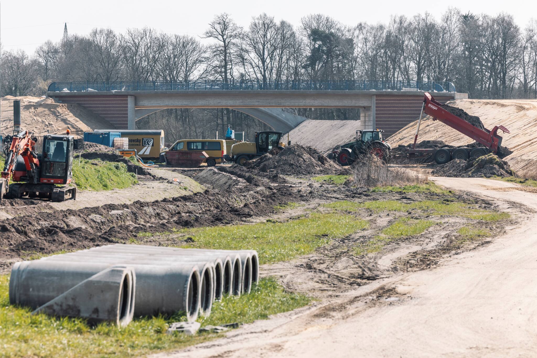 Bagger an Ostumgehung gestohlen: Täter fällen bei Lachtehausen Bäume ...