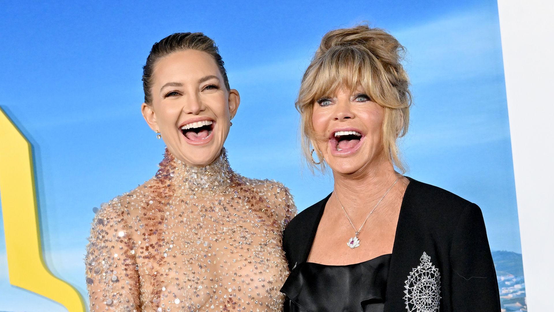 Kate Hudson celebrates with mom Goldie Hawn in stunning poolside photos ...