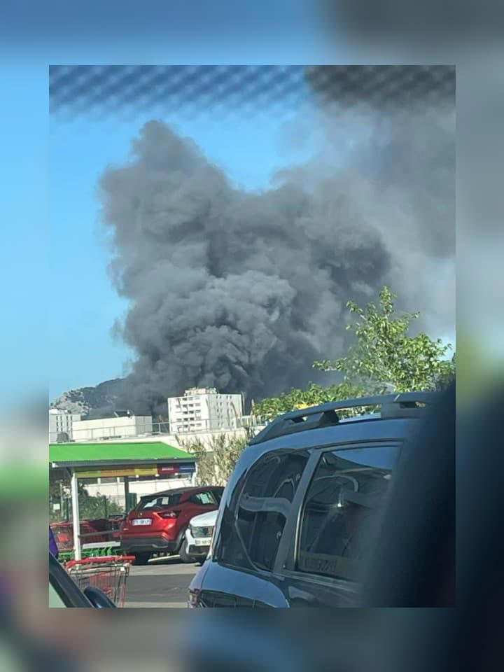 La-Seyne-sur-Mer: un important incendie en cours dans un entrepôt de tri de déchets