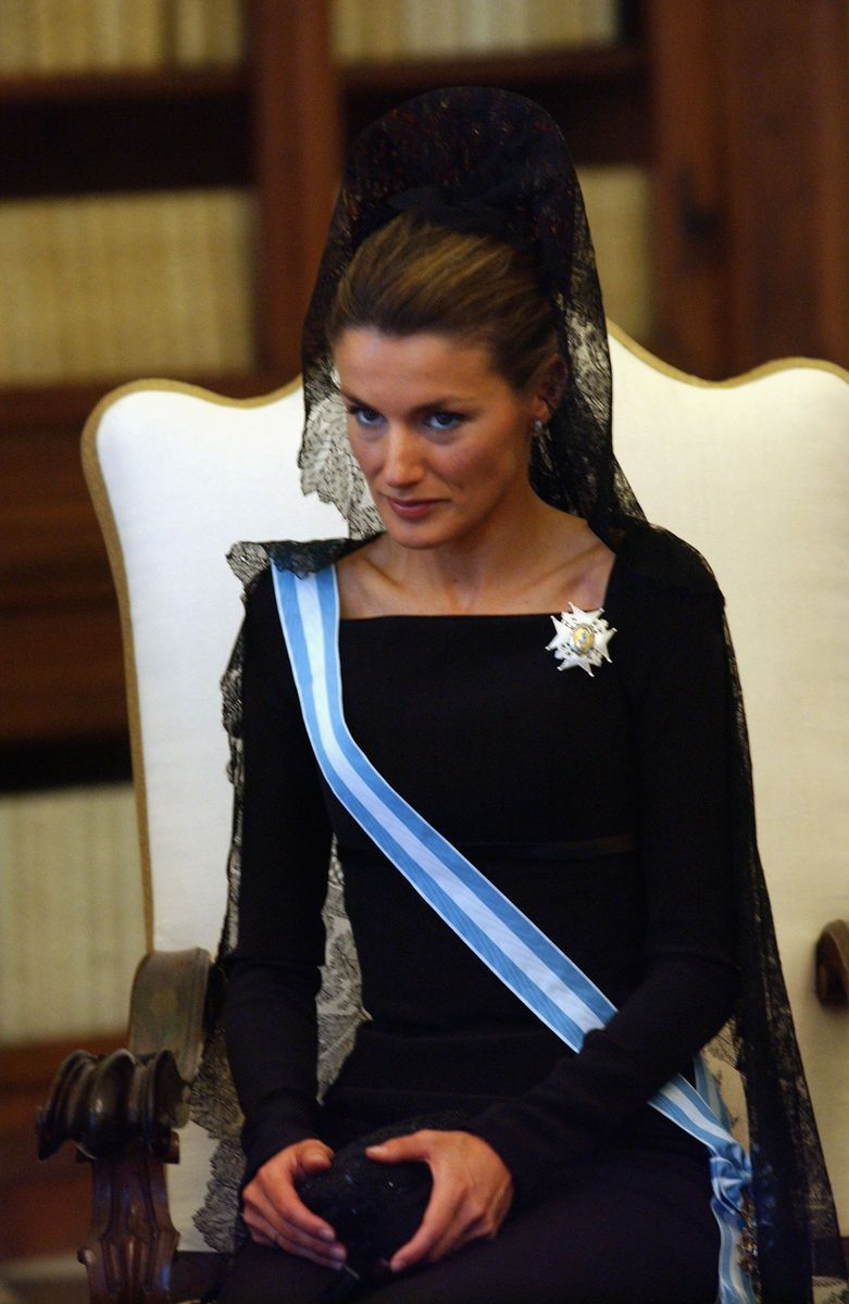 Why Queen Letizia and other Royals can't wear white at the Pope Francis ...