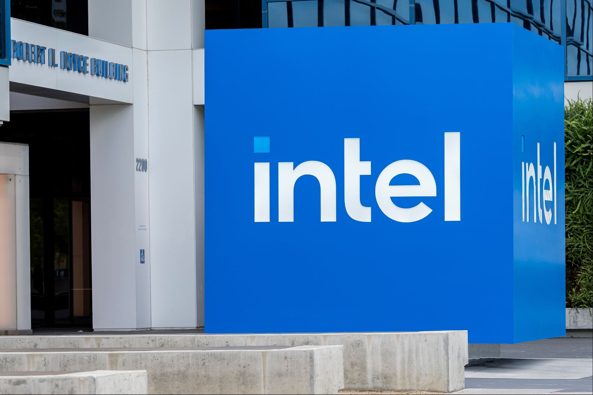 Intel Requires Employees to Work From the Office More Often: 'This ...