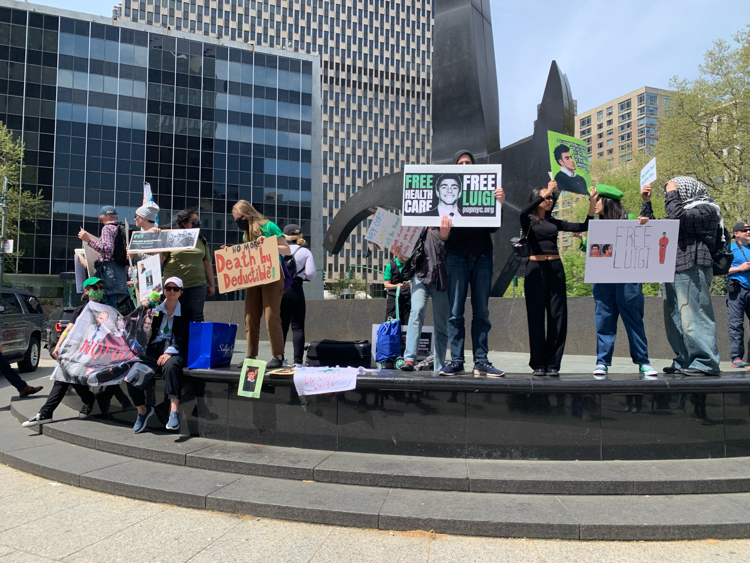 Luigi Mangione Winks to Gallery as Feds Seeks Death in CEO Slaying