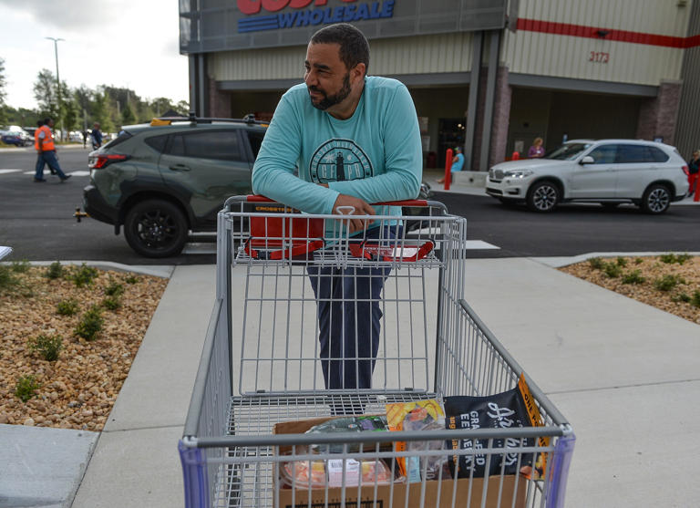 The wait is over: Costco opens early in Stuart, with about 1,000 in line