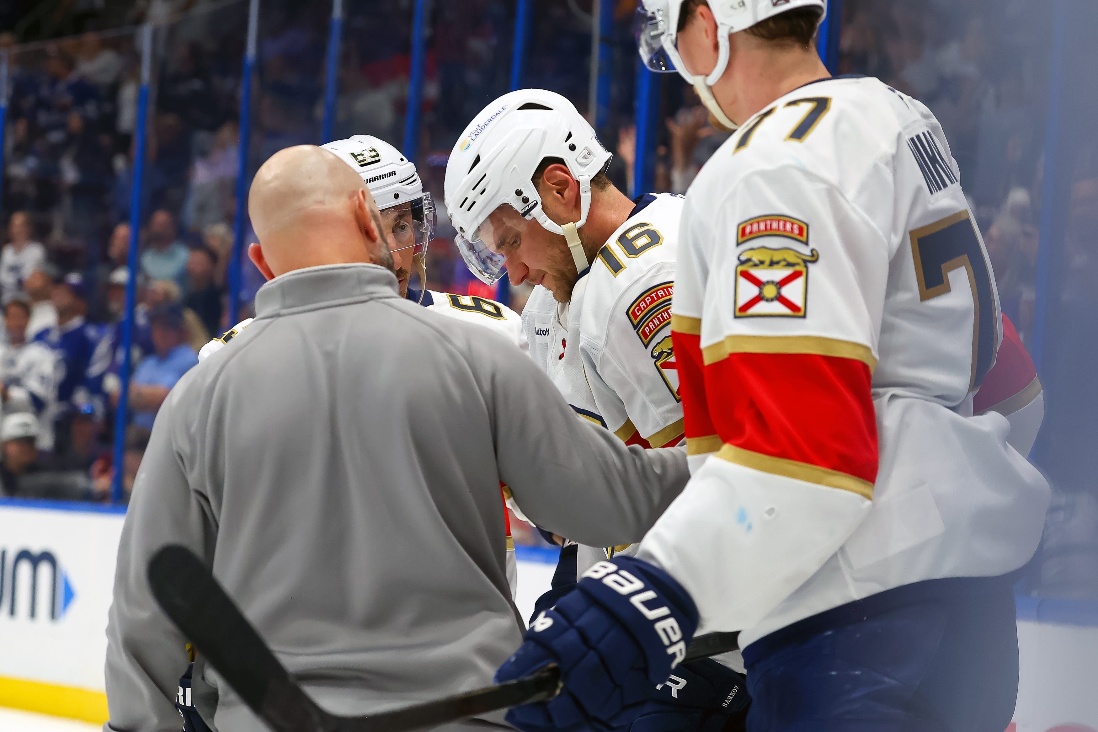 Aleksander Barkov injury update: Panthers captain leaves game after ...