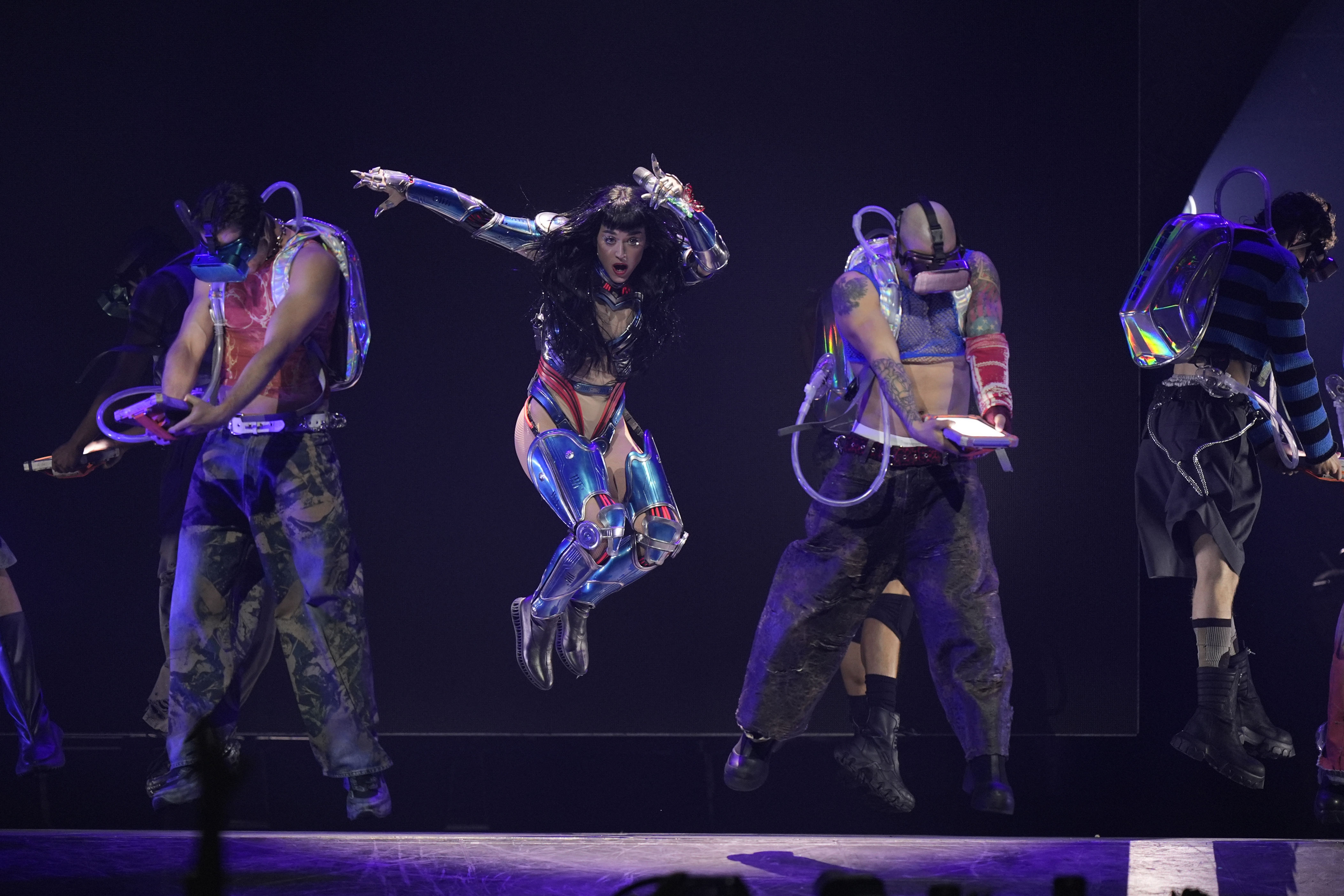 ‘Robotic’ Katy Perry roasted for cringeworthy choreography on ...