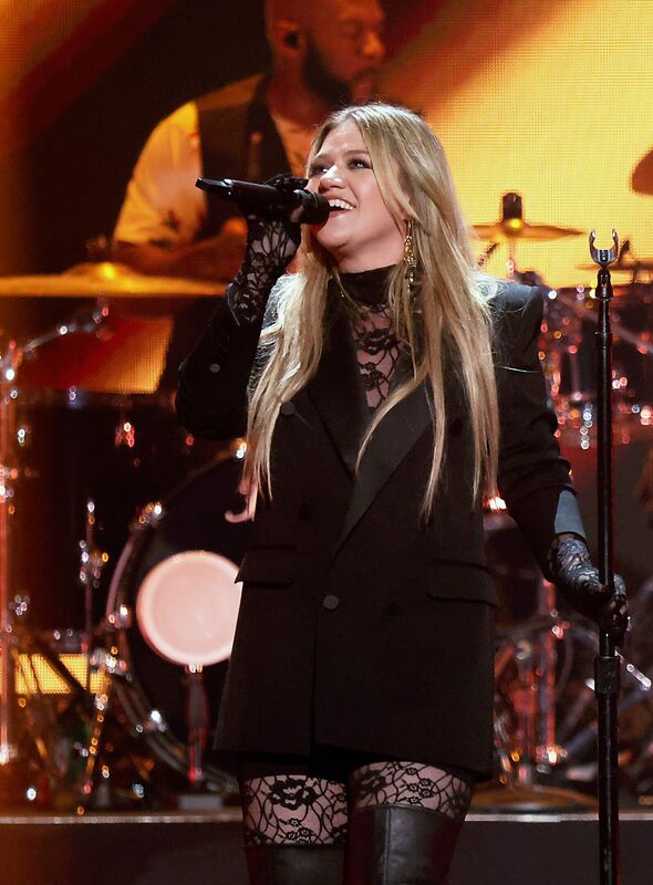 Kelly Clarkson breaks silence after leaving fans concerned with talk ...