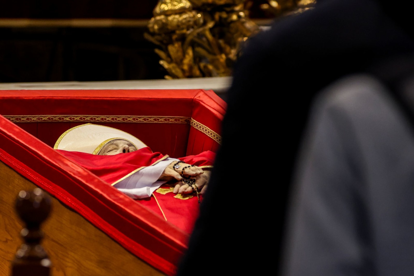 Public viewing of Pope Francis concludes after 250,000 pay respects