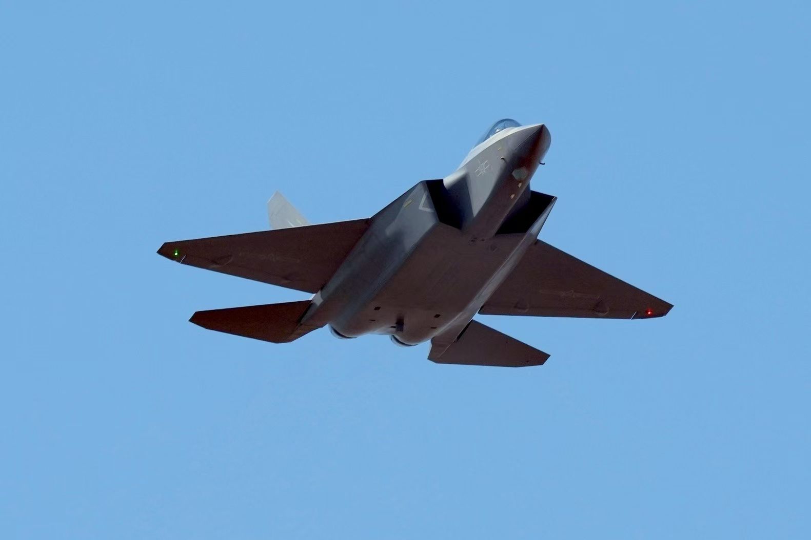 China's cutting-edge J-35 jet soars from new carrier Fujian