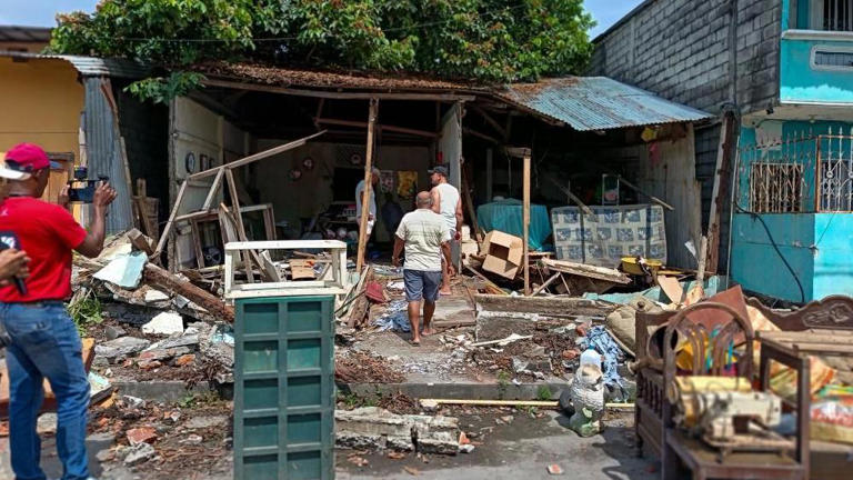 Ecuador earthquake injures 20 and causes widespread damage