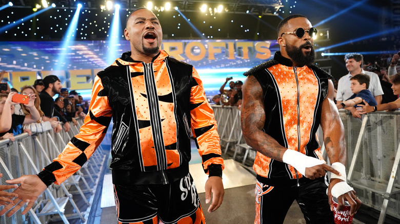WWE SmackDown Results 4/25 - WWE Tag Team Championship Triple Threat ...