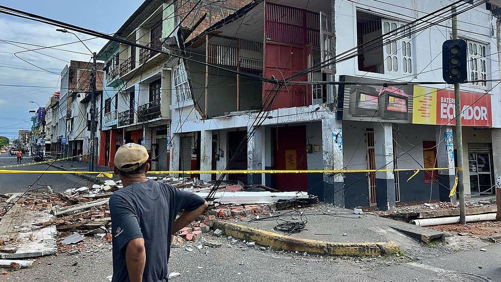 Ecuador earthquake injures 20 and causes widespread damage