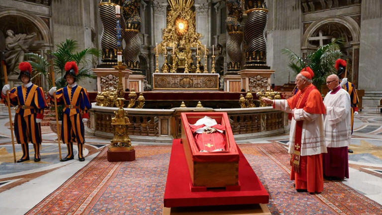 Jam Berapa Pemakaman Paus Hari Ini & Apakah Disiarkan di TV?