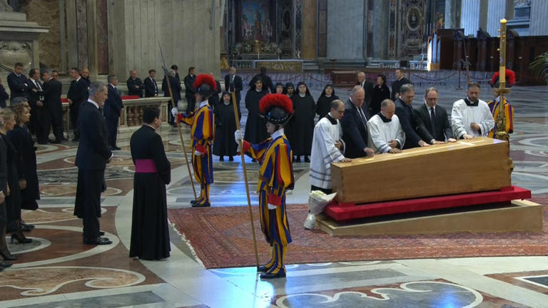 Los reyes de España despiden al papa Francisco en un funeral que reúne ...