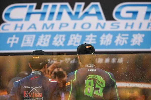 王一博获得中国超级跑车锦标赛GT3 AM组别冠军 登上领奖台并开香槟庆祝