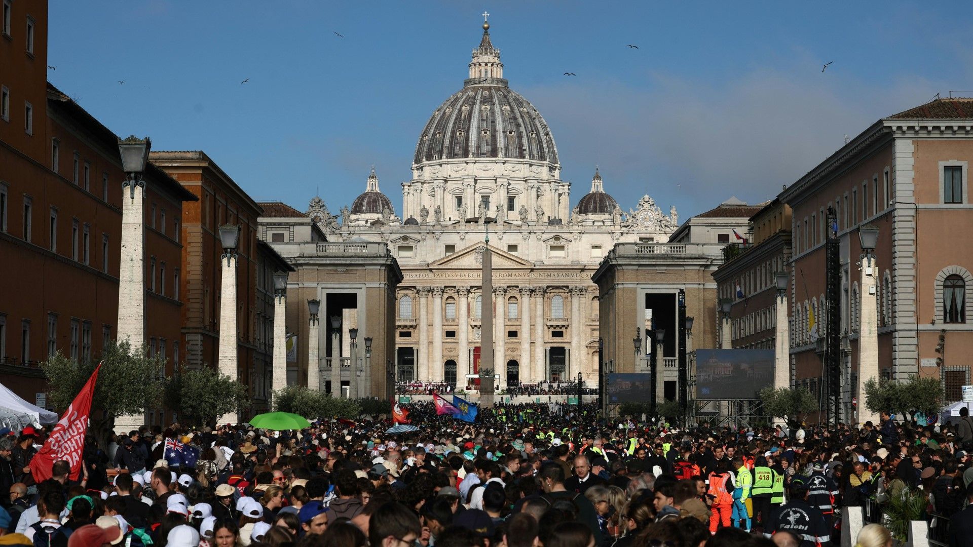 Menschenmassen strömen für Trauermesse für Papst Franziskus auf den ...