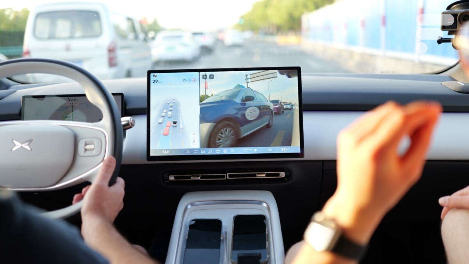 On a testé l’équivalent chinois de la conduite autonome Tesla FSD : le ...