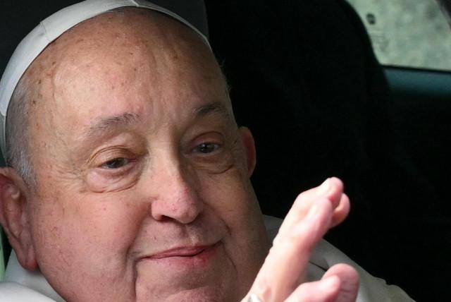 El Vaticano difunde el texto del Rogito depositado en el ataúd del papa ...