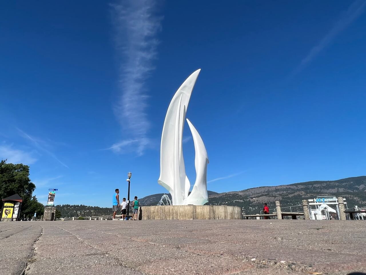 Artist behind Kelowna's iconic sails sculpture dead at 91