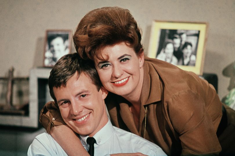 Coronation Street legend Philip Lowrie dies as tributes paid to star ...