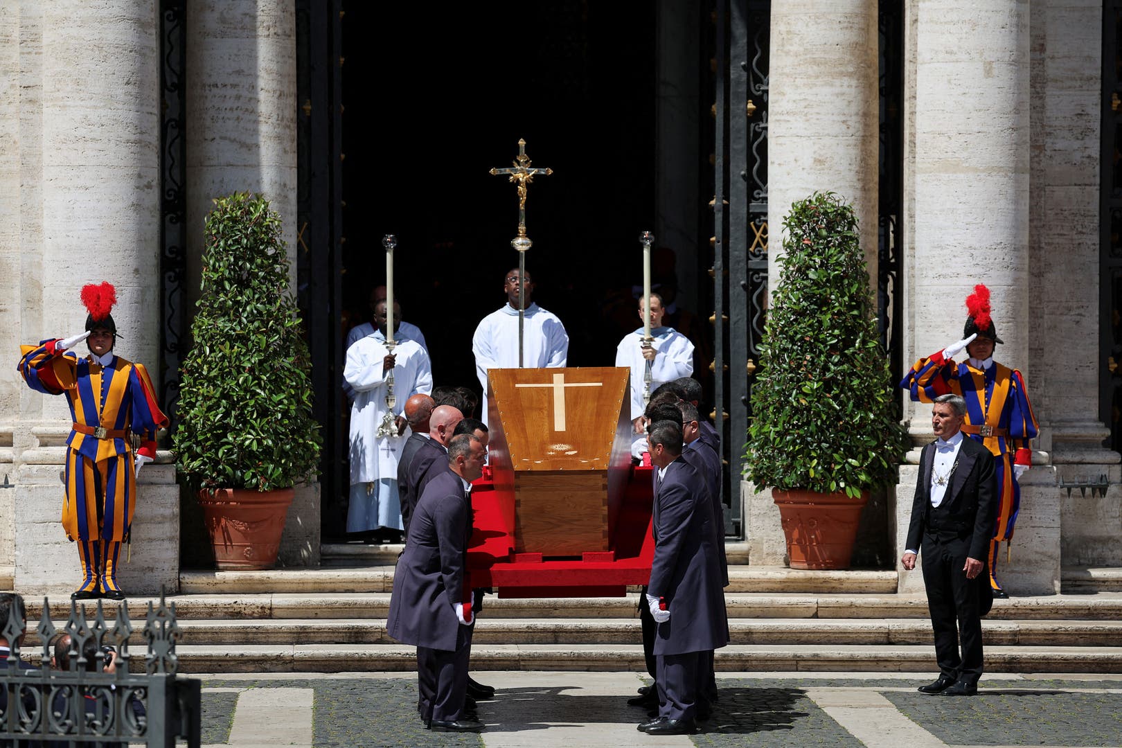 Abschied in Rom: Papst Franziskus in der Kirche Santa Maria Maggiore ...