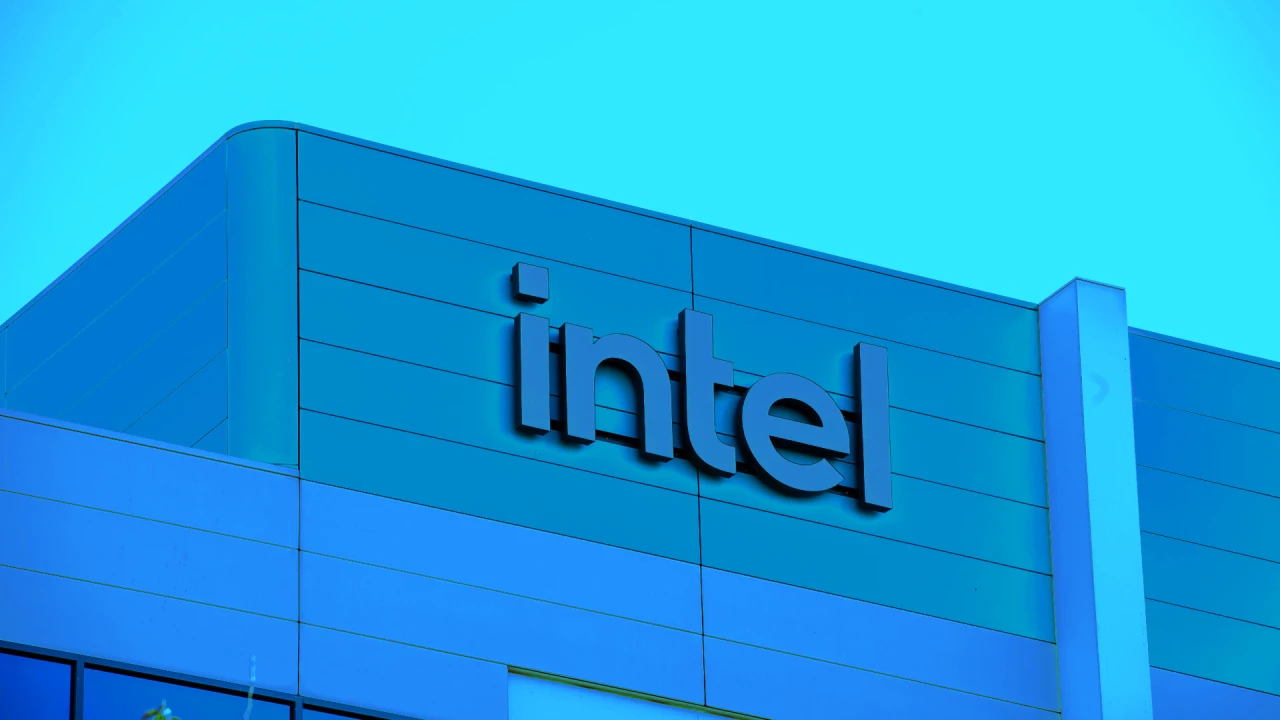 Intel layoffs: new CEO confirms job cuts. INTC stock sinks after earnings