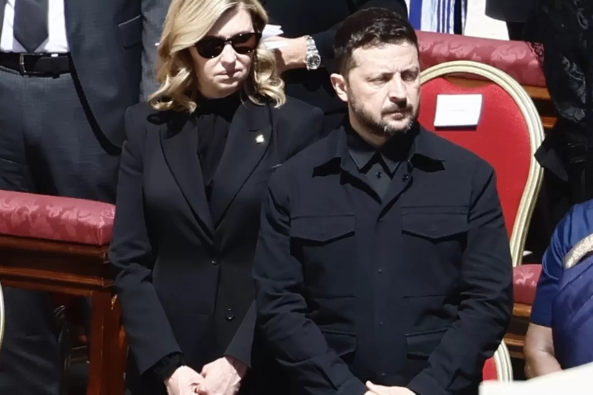 Gasparri critica il dress code di Zelensky ai funerali di Papa Francesco: “Qui non c’è nessuna ...