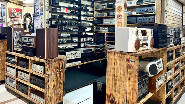 These Are The Electronics You Should Watch For When Thrifting Or Estate ...