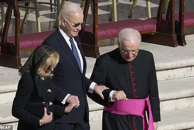 Biden looks frail at Pope Francis' funeral as he tightly grips onto ...