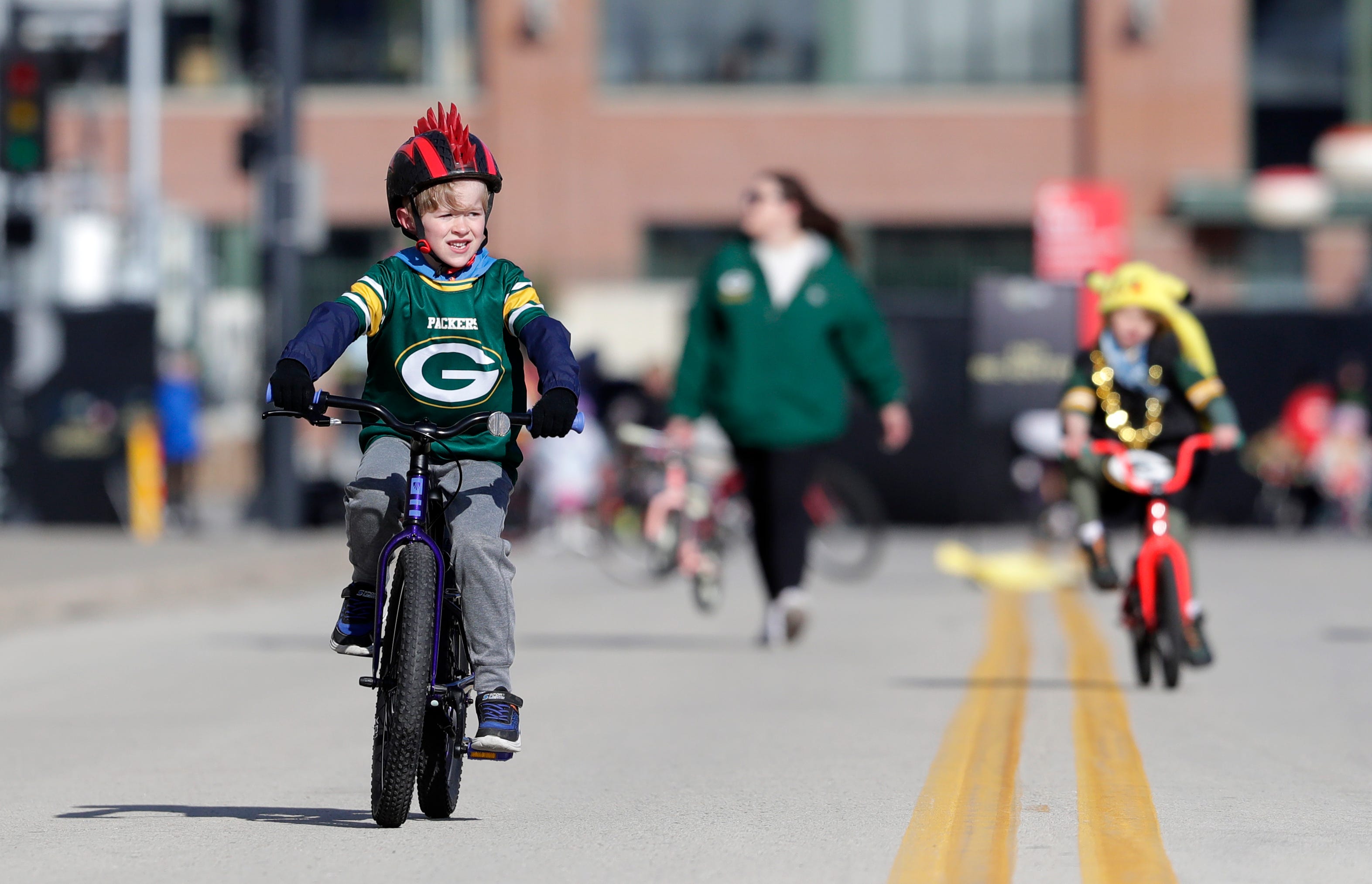 NFL honors Packers' training camp bike tradition with a parade to open day 3 of NFL draft