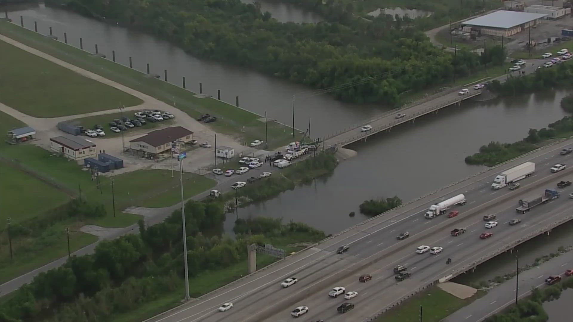 Witness saves 2 kids from sinking SUV in Channelview area; woman and 1 ...