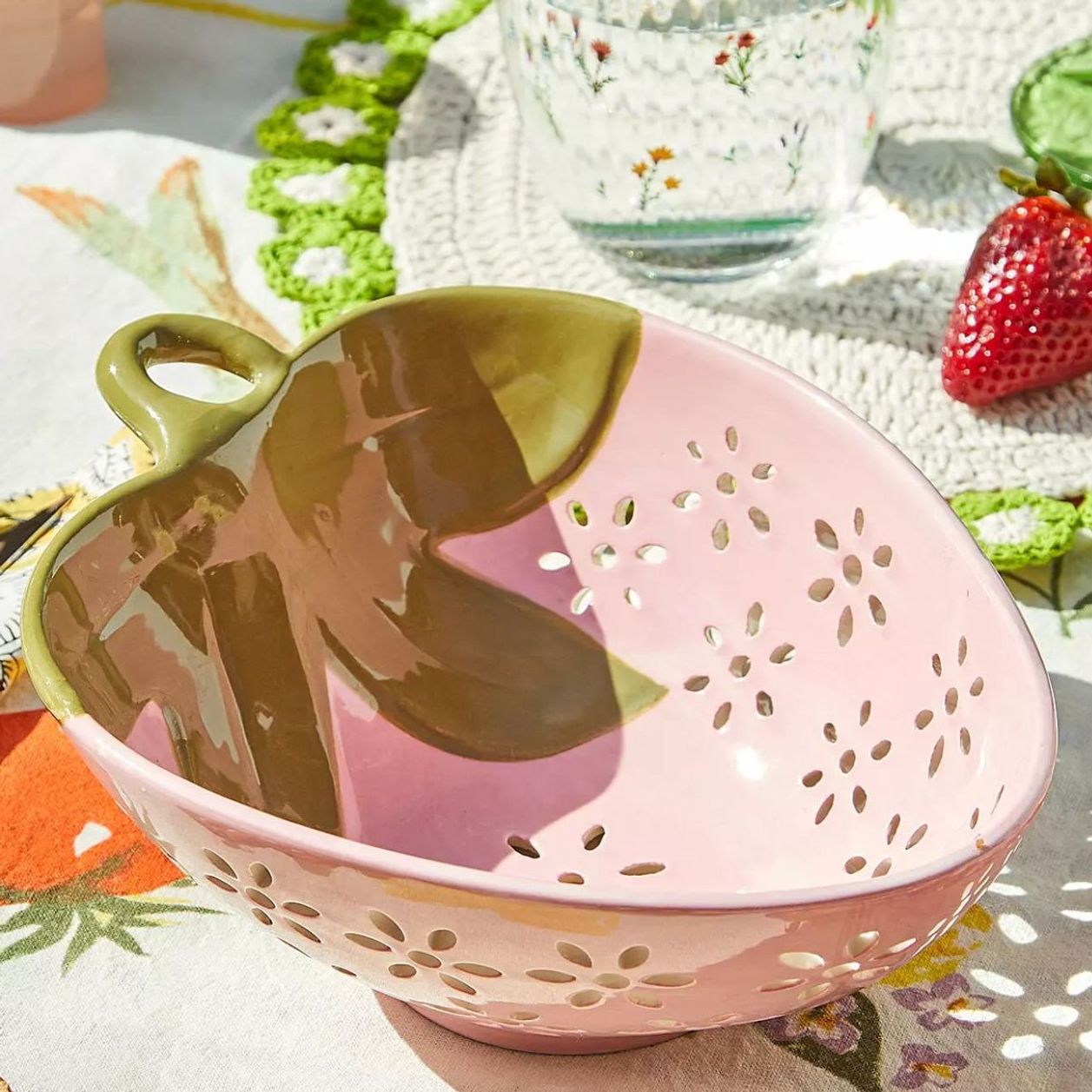 Adorable et pratique : cette passoire fraise rose pastel fait craquer ...