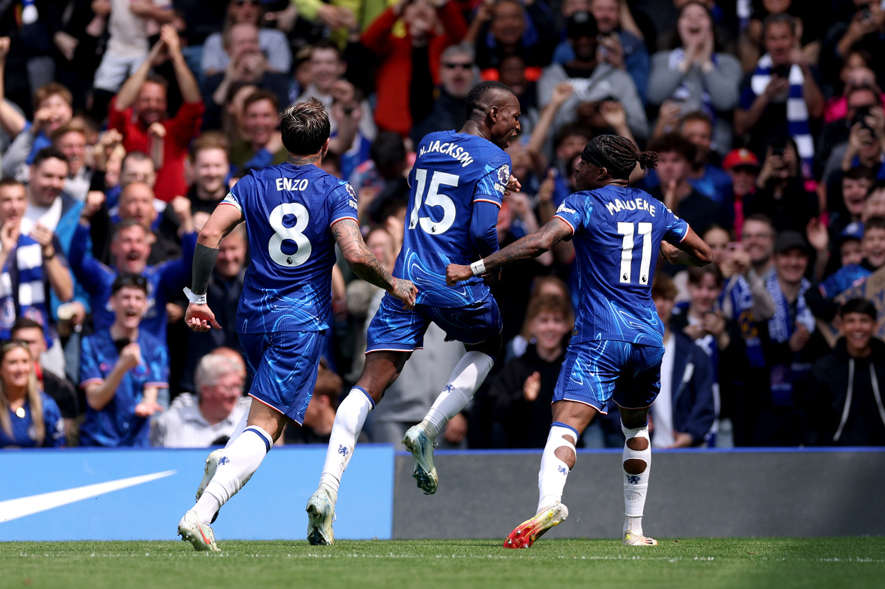 Chelsea edge back into Champions League spot