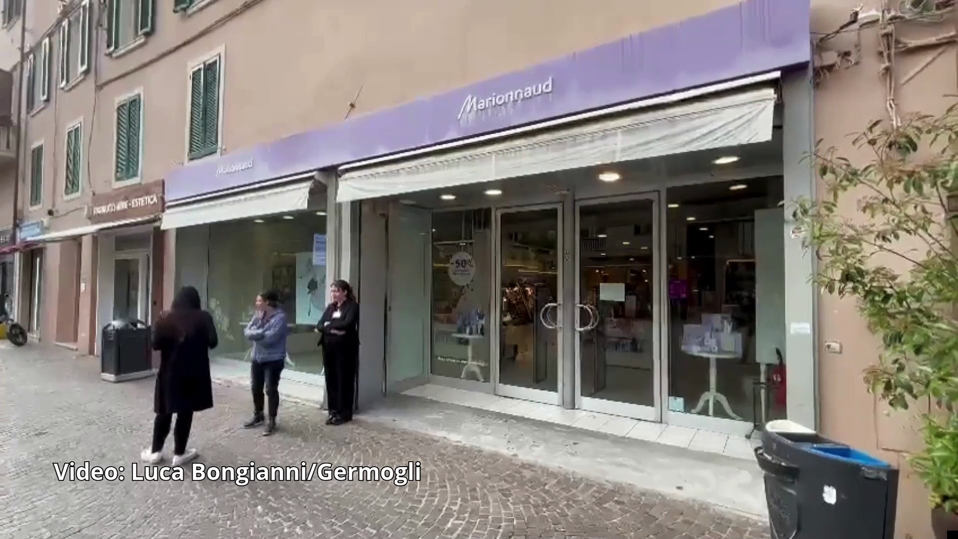 Pontedera, rapina choc in centro