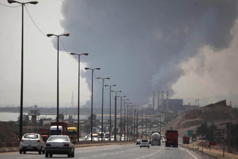 4 dead, over 500 injured after large explosion rocks port in Iran