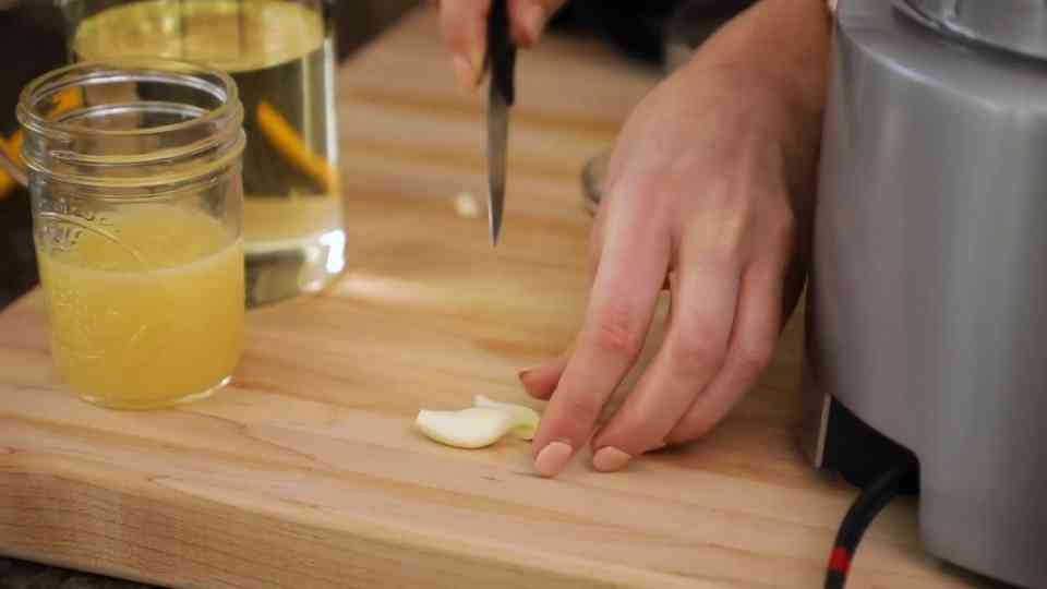 How to Make Garlic Sauce with Only 4 Ingredients