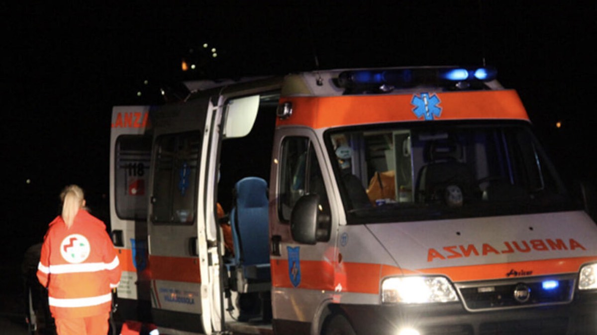 Genova, scontro tra bus e camion sull’A26: un morto e più di venti ...
