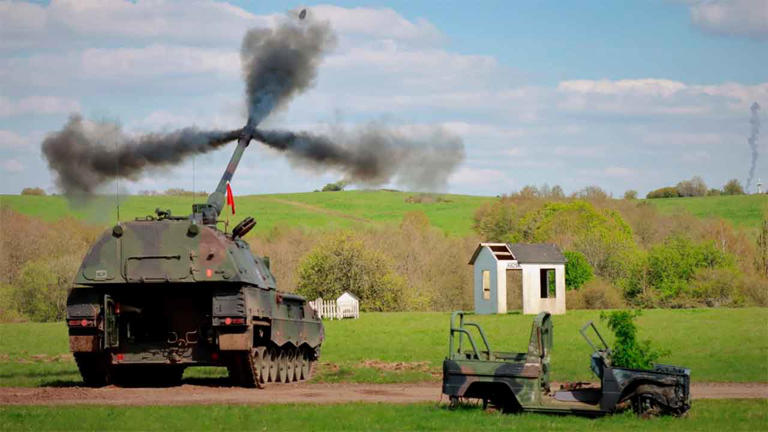 Ukrainian Soldiers Receive Training on PzH 2000 Artillery in Germany