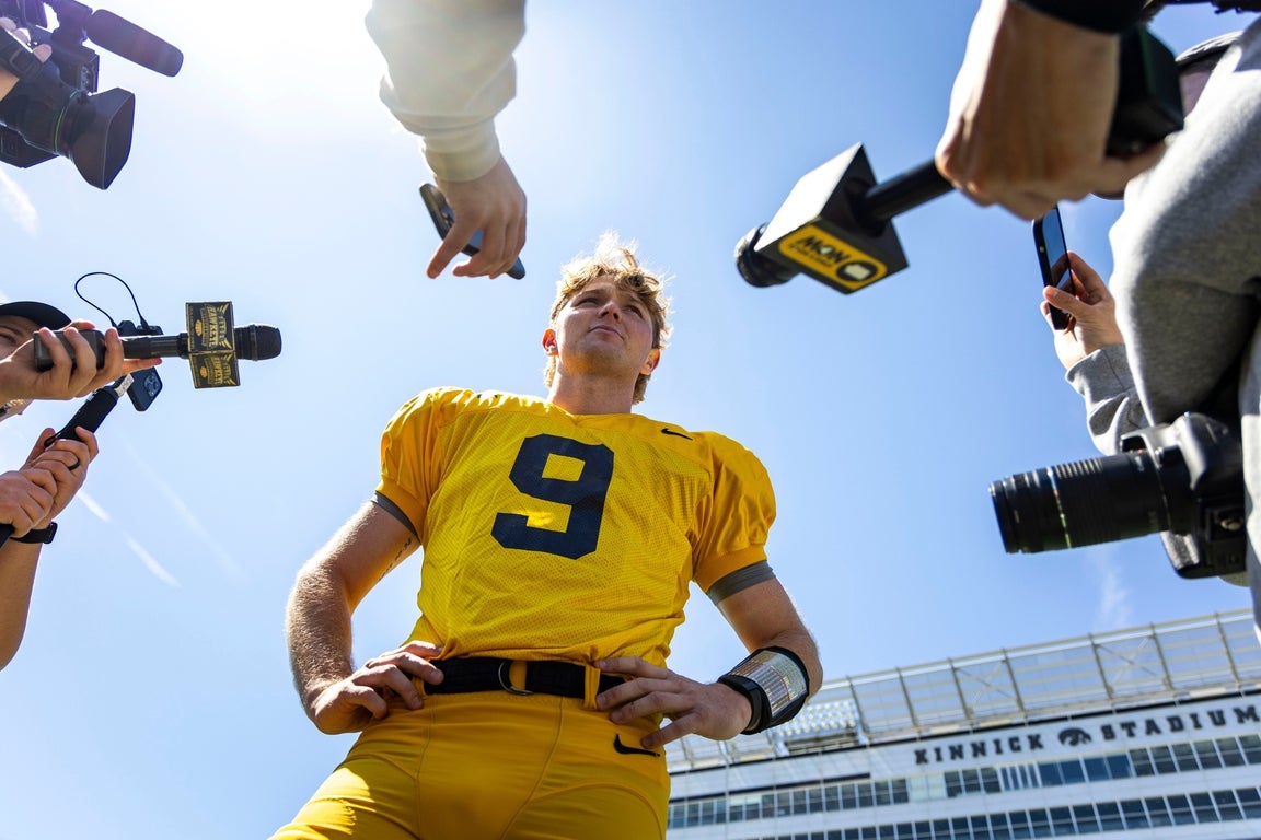 Iowa Hawkeyes football: players take to the field at public spring practice