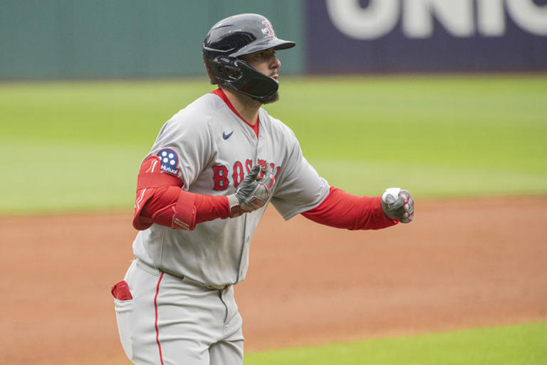Steven Kwan's 6th-inning single lifts Guardians over Red Sox 5-4 in doubleheader opener