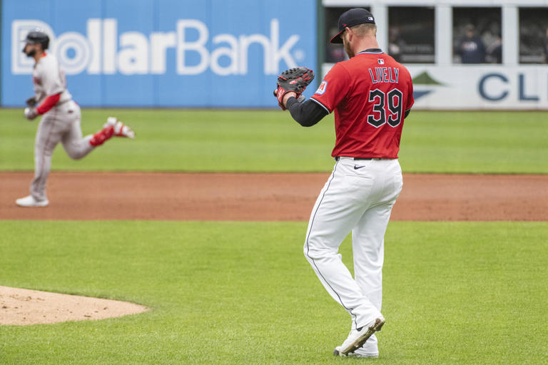 Steven Kwan's 6th-inning single lifts Guardians over Red Sox 5-4 in doubleheader opener