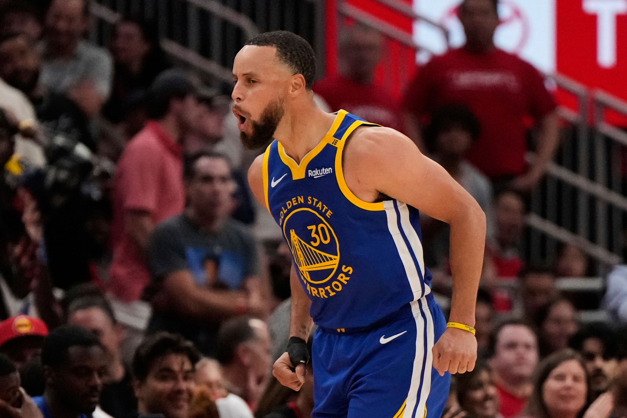 Steph Curry part of egregious no-call moments into Warriors-Rockets